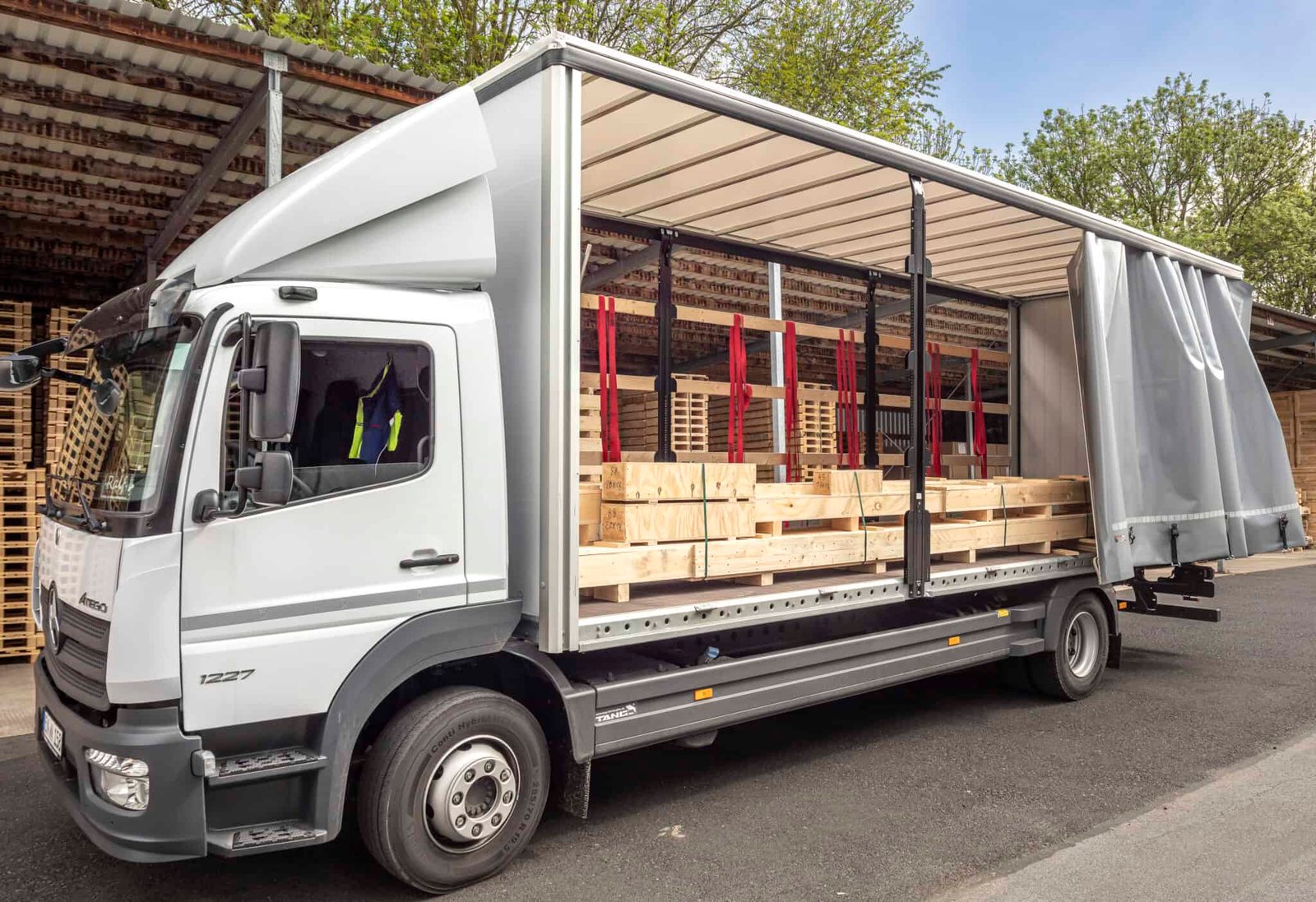 5 Tips to Safely Pack Glass Windows and Doors for Transport - PalletBiz